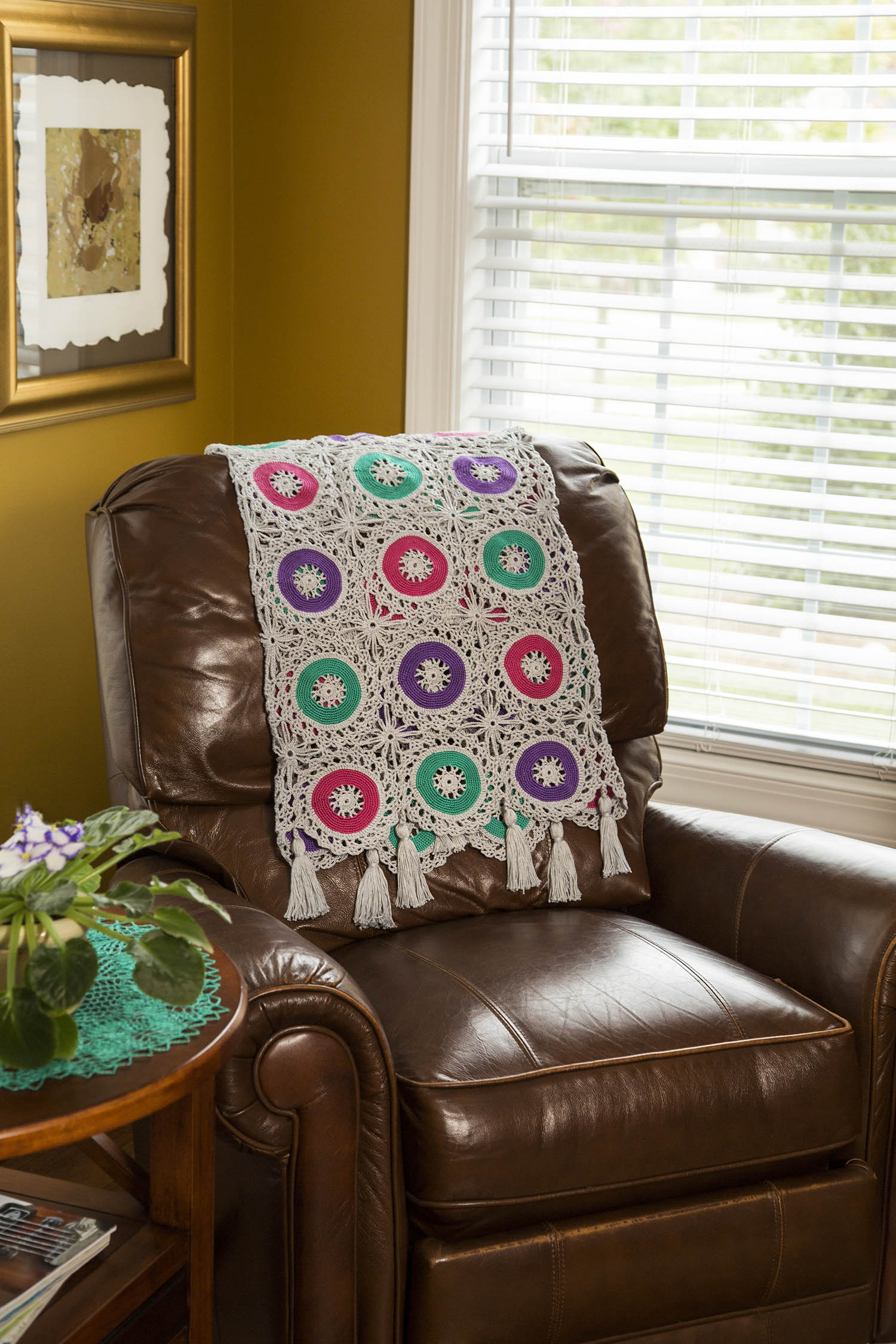 Free Pattern Friday – Bold Circles Throw – Universal Yarn Creative Network